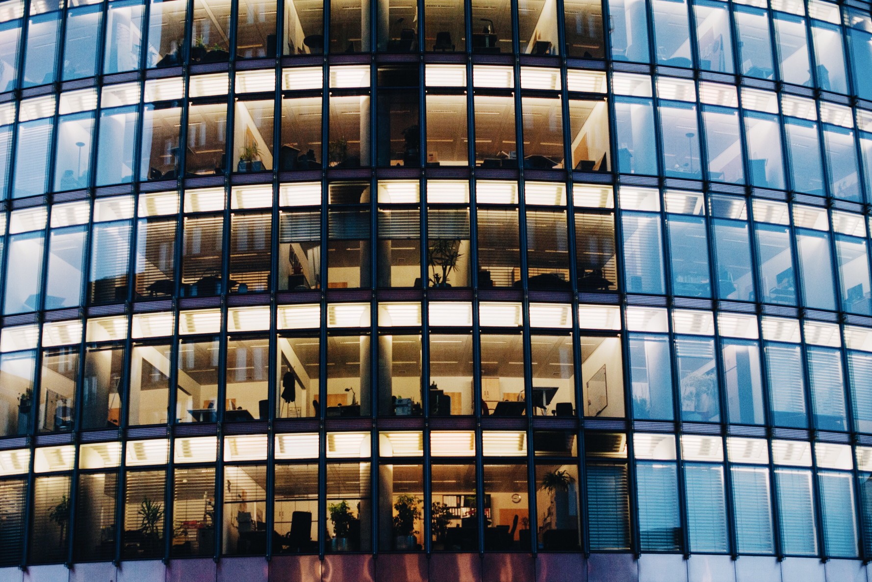 Digital signage display | Digital signage in the workplace | VIcom